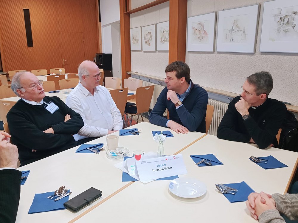 Sozialdezernent David Guthier zu Gast bei der Winterhilfe | Pfarrei ...